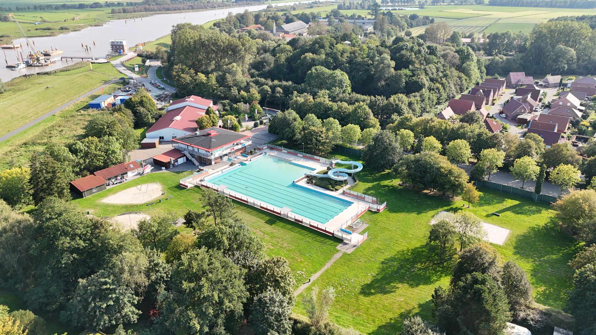 Friesenbad Weener eröffnete als erstes Freibad in Niedersachsen die ...